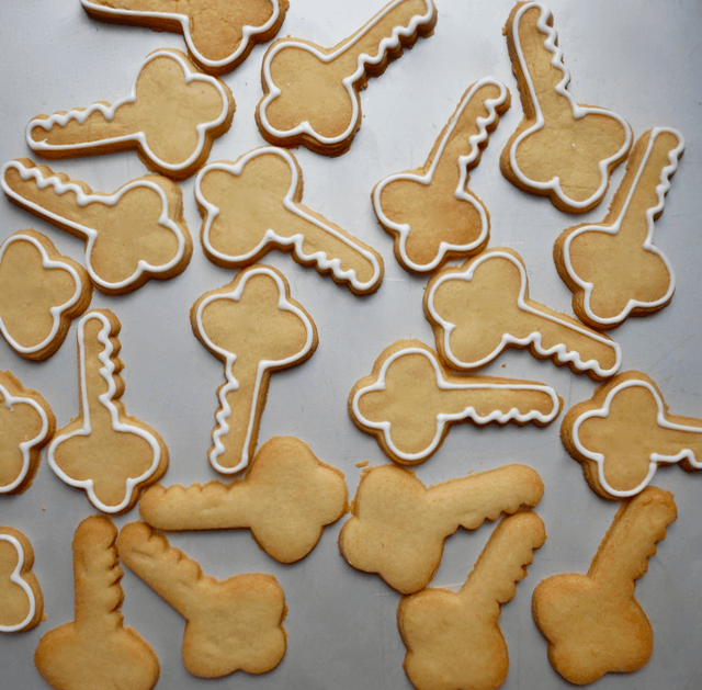 Make your own KEY shaped biscuits! | Hachette UK